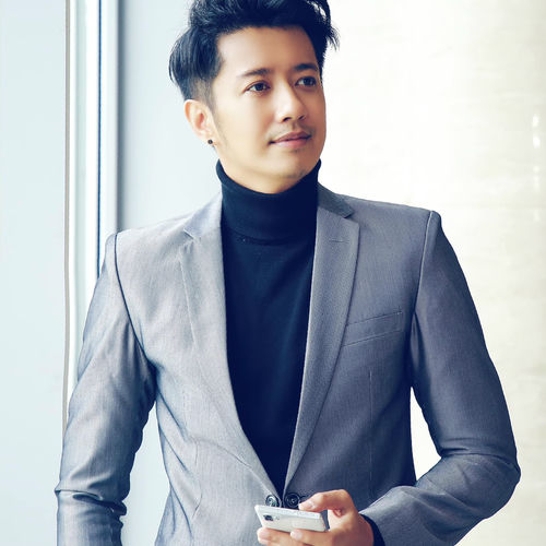 Sai Sai Kham Leng: albums, songs, playlists | Listen on Deezer